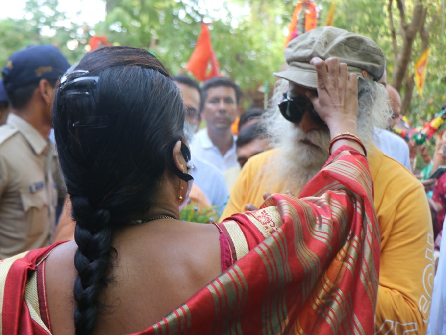 Welcomed, commented and garlanded with Nimari culture | खरगोन पहुंचे ...