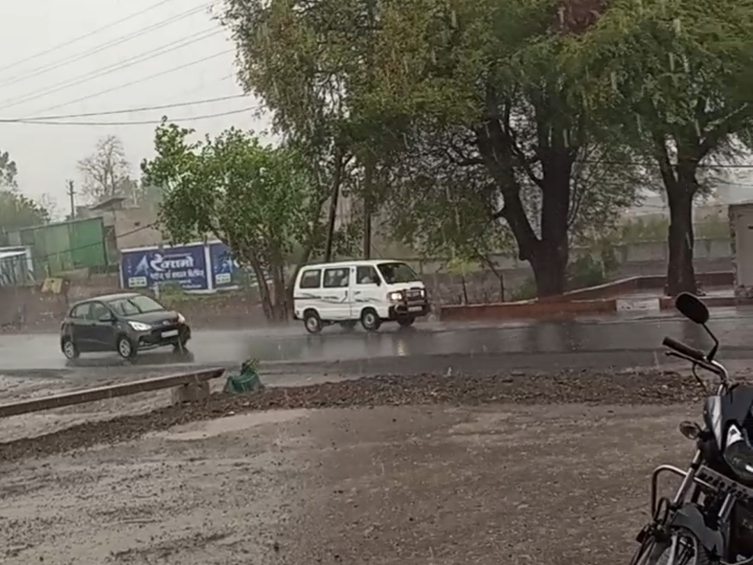 सिमरोल क्षेत्र में 45 मिनट तक गिरा पानी, किसानों को अच्छी बरसात की ...