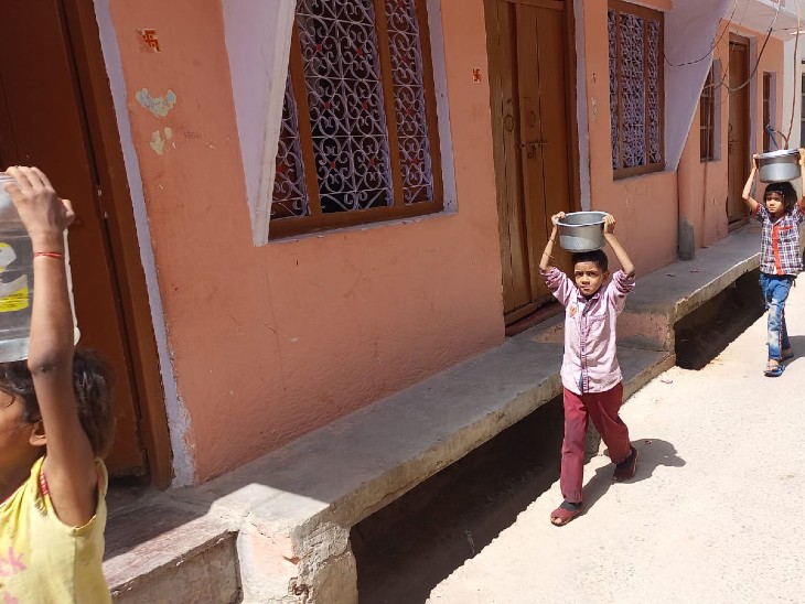 Children are forced to carry bathing and drinking water on their heads ...