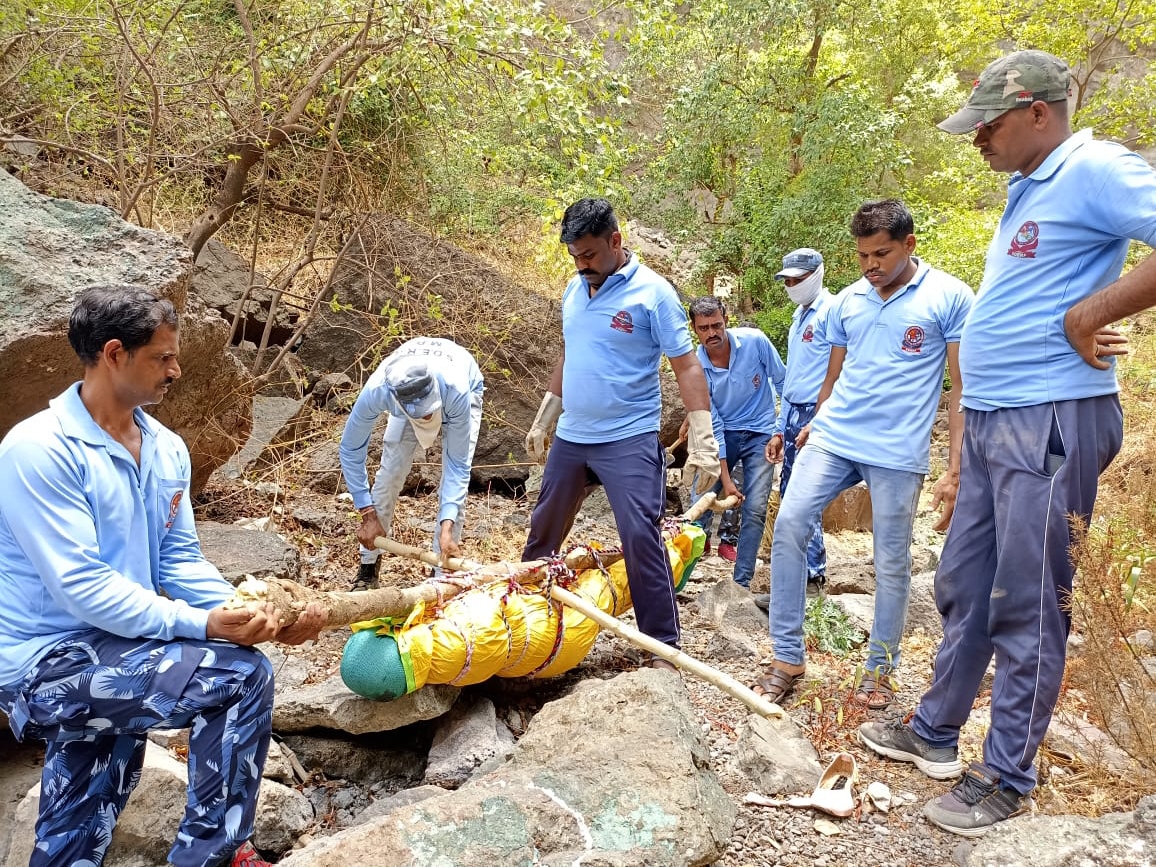 After 5 hours of effort in Kakra Khoh, the dead body was taken out ...
