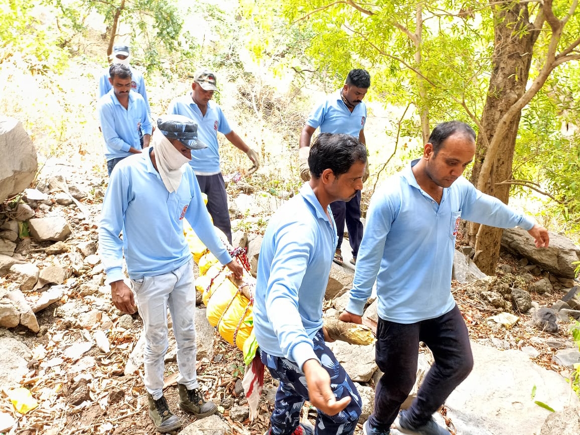 After 5 hours of effort in Kakra Khoh, the dead body was taken out ...