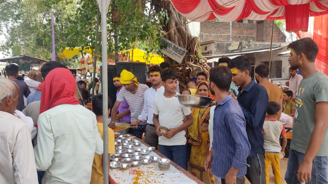 Bhandara organized at different places in Bikapur area on the fifth big ...