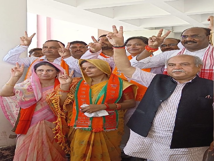 All the officials including Union Minister Narendra Singh Tomar and ...