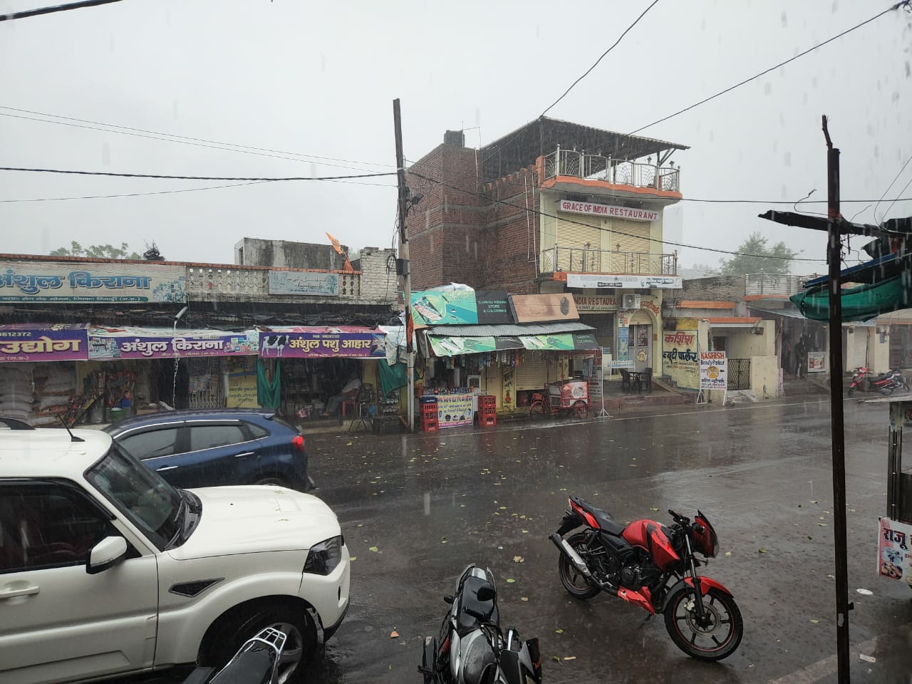 It rained for an hour, soaking Niwari, Prithvipur and Orchha; burnt ...