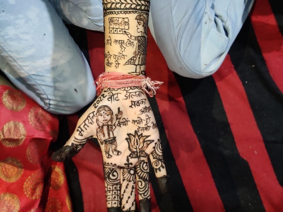 The message of awareness given to the voter by making mehndi | मतदाता ...