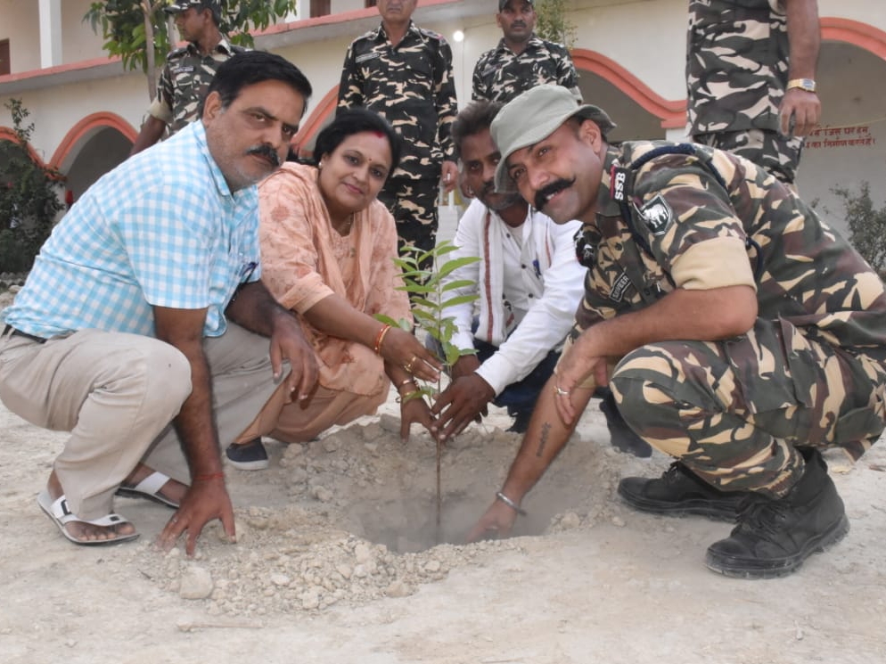 Plants planted in Suryanath Singh Memorial College, jawans have come ...