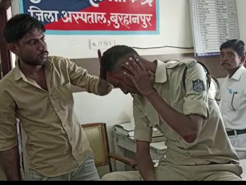 was coming to the city from the police line, was injured in the ...