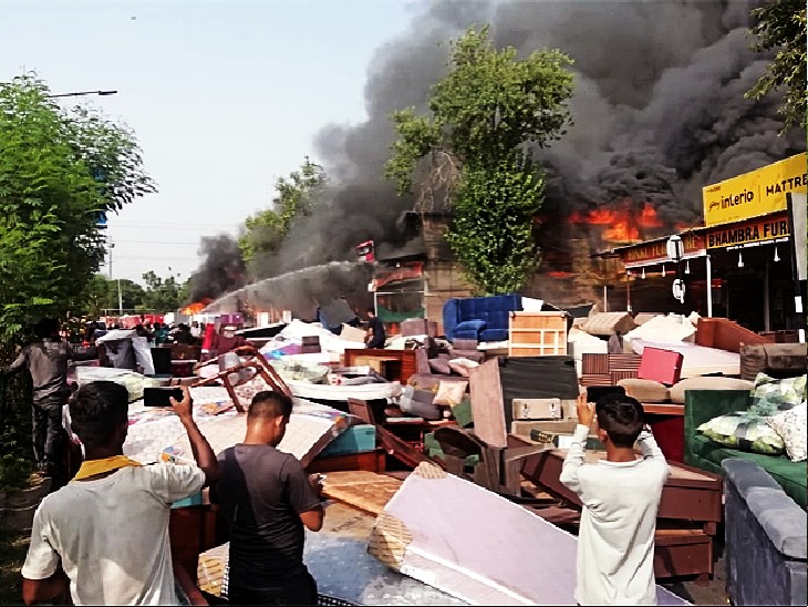 Fierce fire in Chandigarh Furniture Market, many shops burnt to ashes ...