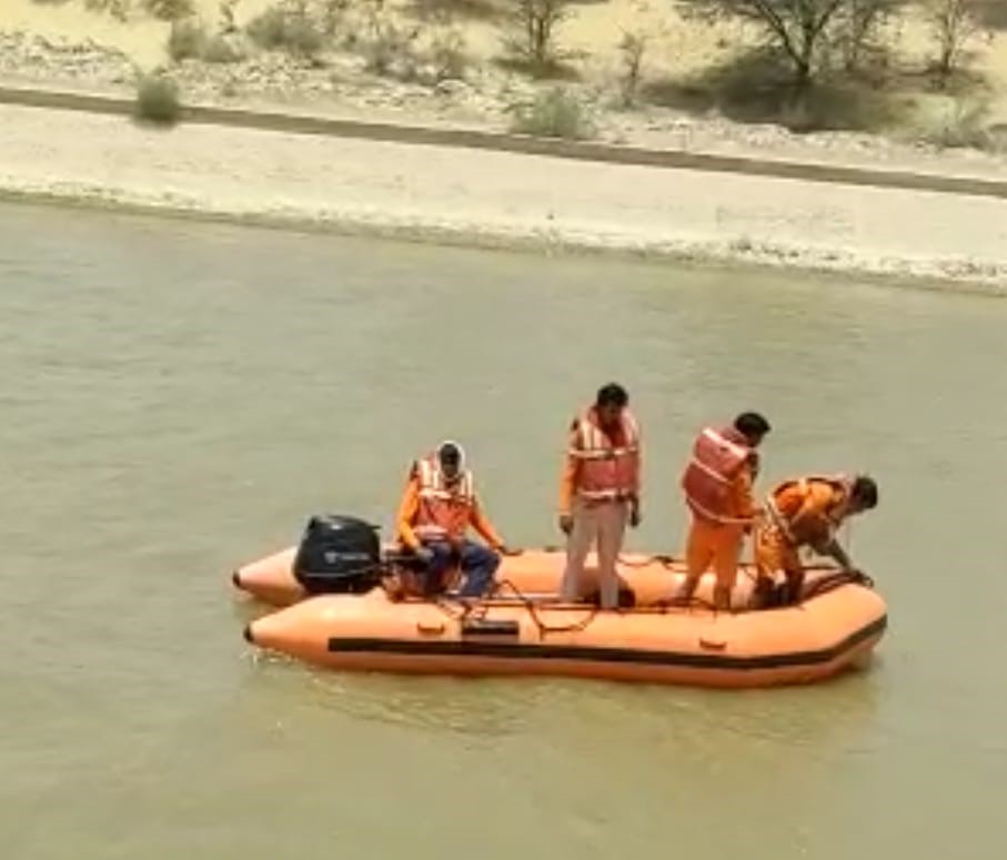 The body of a young man who fell in the Indira Gandhi canal in Mahajan ...