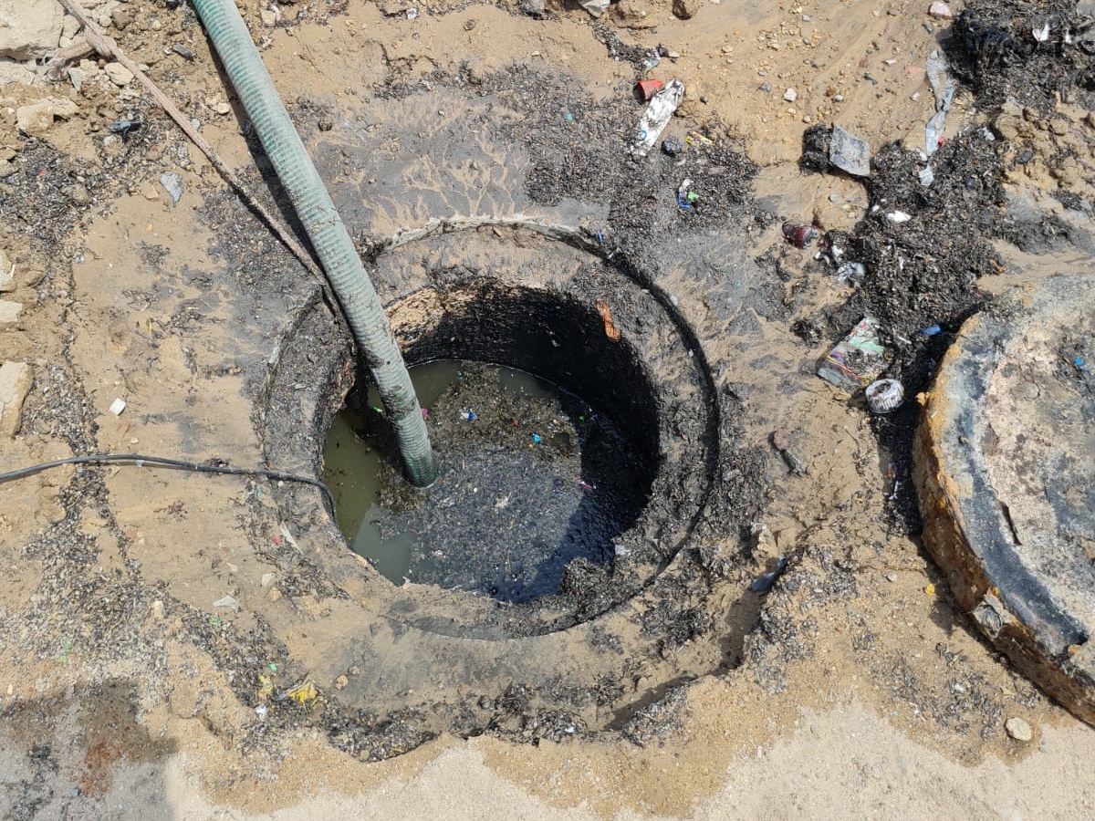 Sewerage lines jammed, dirty water flowing in the streets, people upset ...