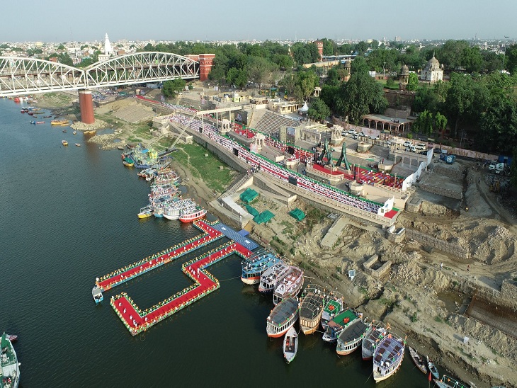 Floating bath pool and jetty arrangement at Khirkiya Ghat for Ganga ...