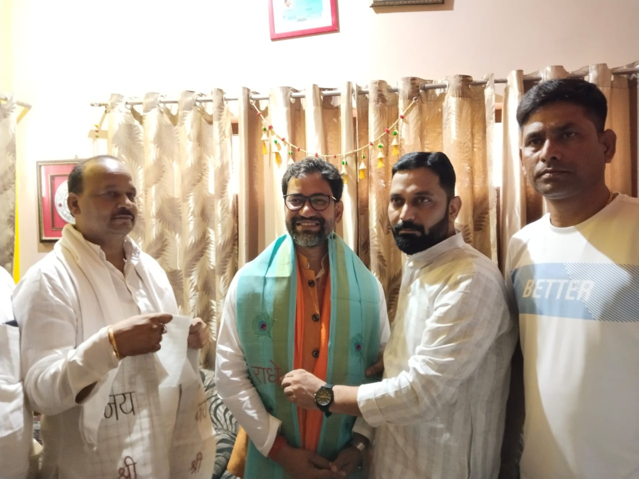 Yashwant Singh's MLC son Vikrant Singh met Rishu, workers welcomed | मऊ पहुंचे नवनिर्वाचित सांसद ...