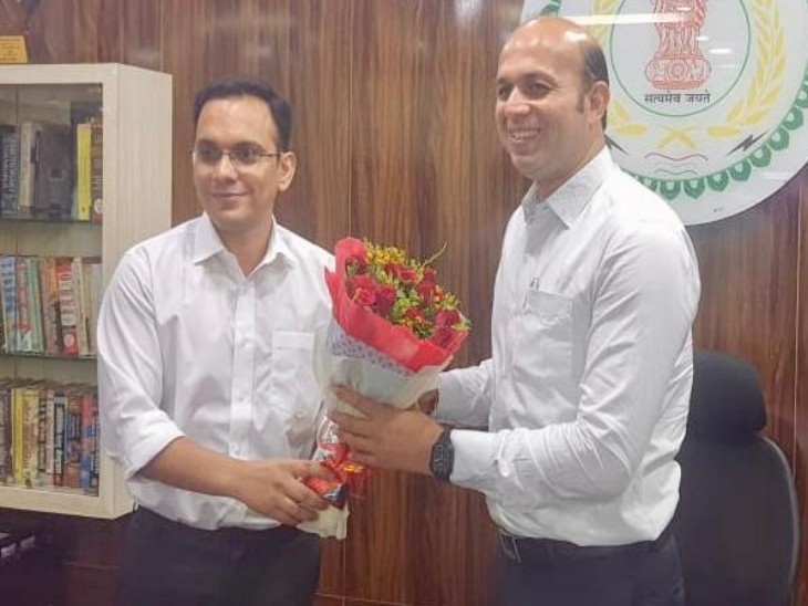 Dr Sarveshwar Bhure IAS officer Raipur joining new collector Saurav ...