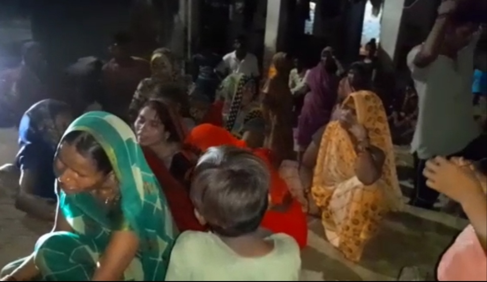 Falling in deep water due to slipping while playing | रायबरेली मे नदी ...