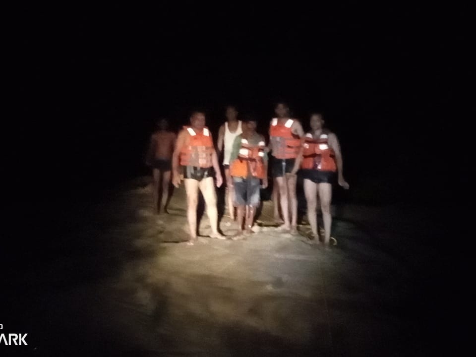 Amidst the flood, the fisherman trapped in the boiling water, SDERF did ...