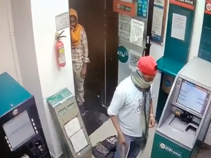 ATM Robbery Attempt; IDBI Bank Majitha Road Incident captured In CCTV ...