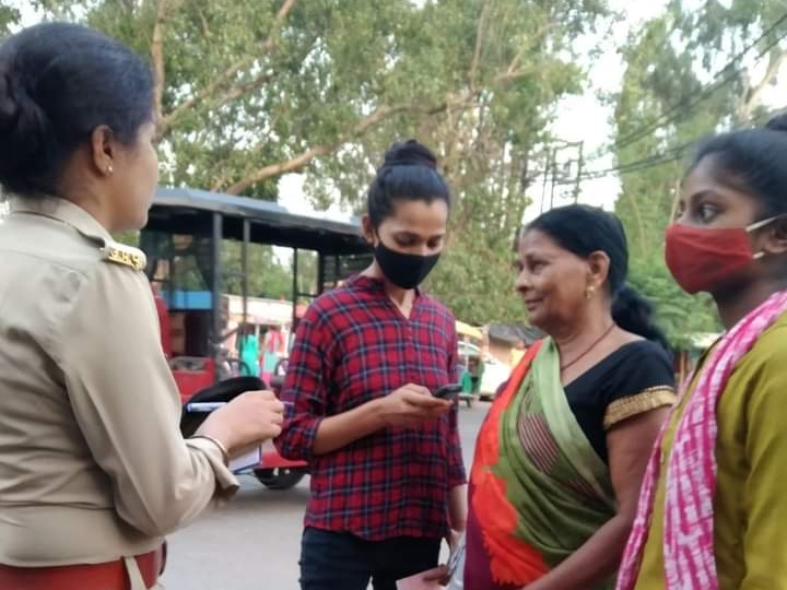 Nari Suraksha Dal made women aware in Phulpur, informed about helpline numbers | 'आपत्ति के समय ...