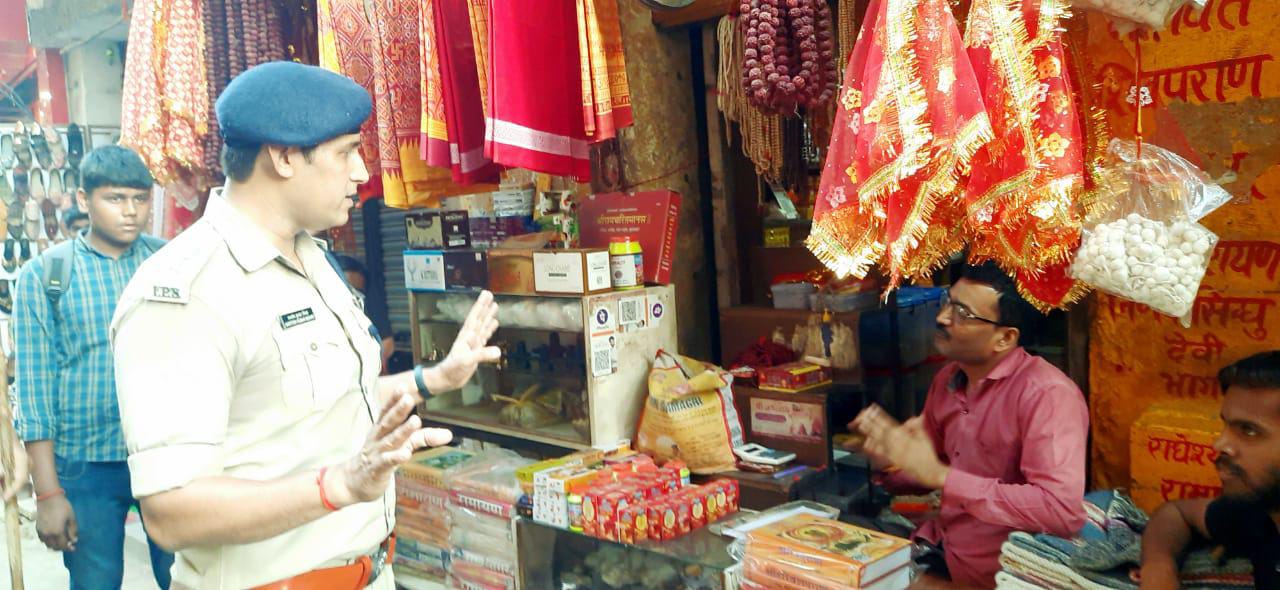 SP interacted with shopkeeper, children and citizens | मिर्जापुर में ...