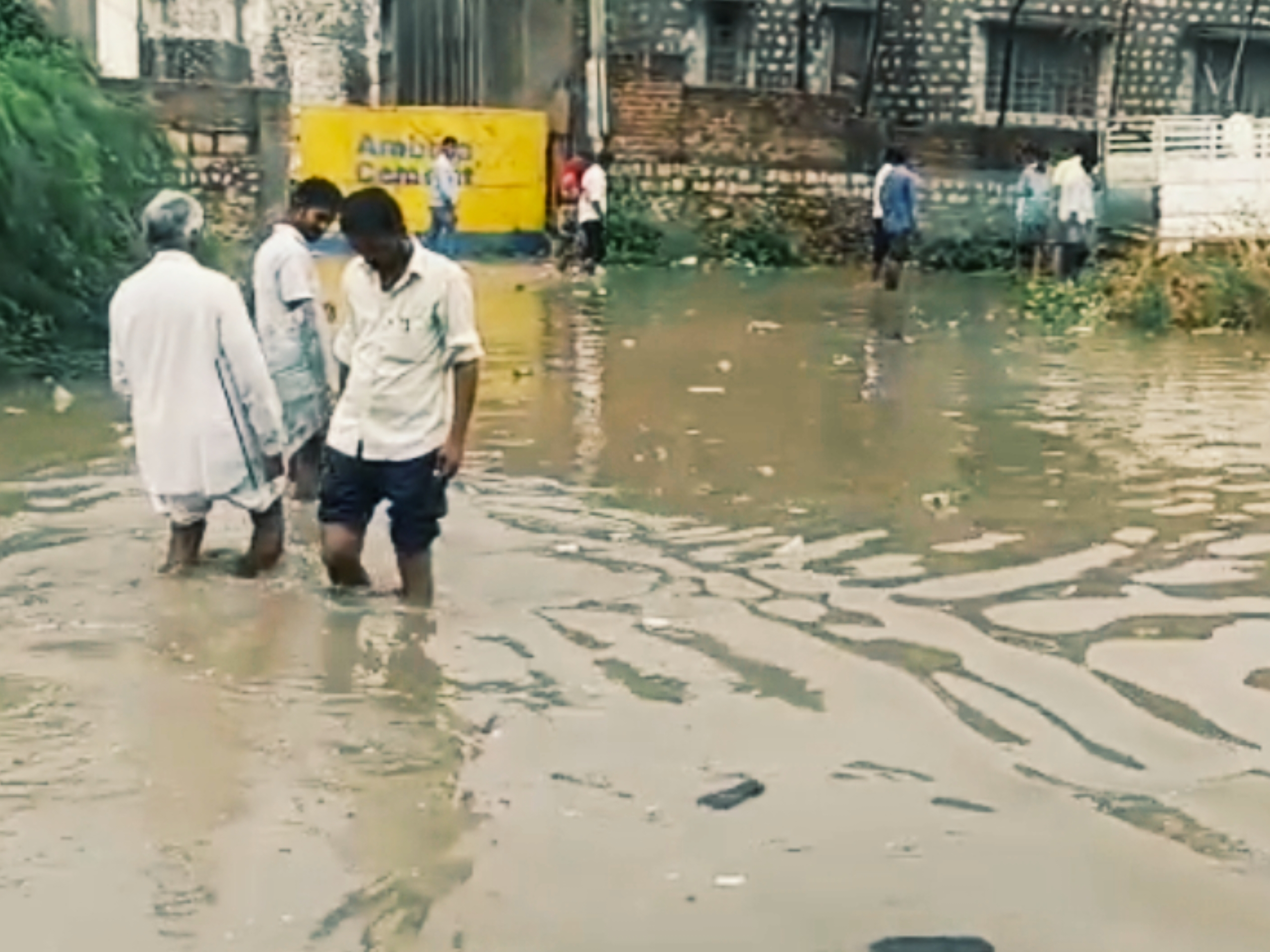 Raniwada town submerged, farmers' faces blossomed | तीन घंटे में पौने ...