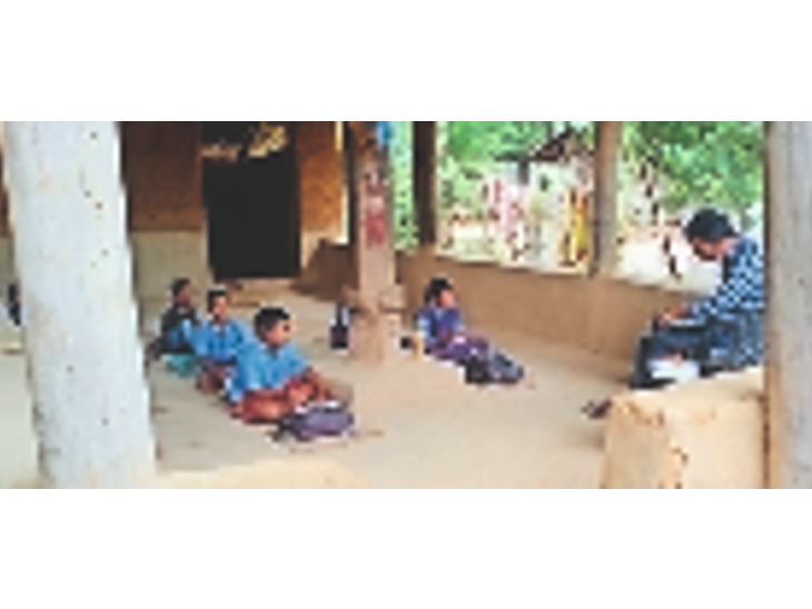 School building deteriorated, classes have to be held in Ghotul | जान ...