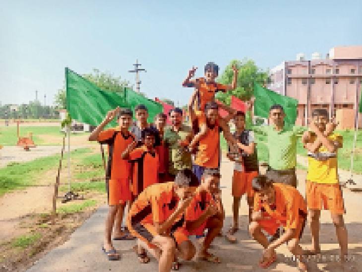 The team of Kendriya Vidyalaya Uttarlai won the gold medal by defeating ...