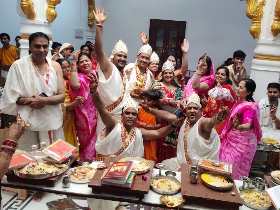 Saw the birth of Tirthankar child, Kubera rained gems | आदिनाथ स्वामी ...