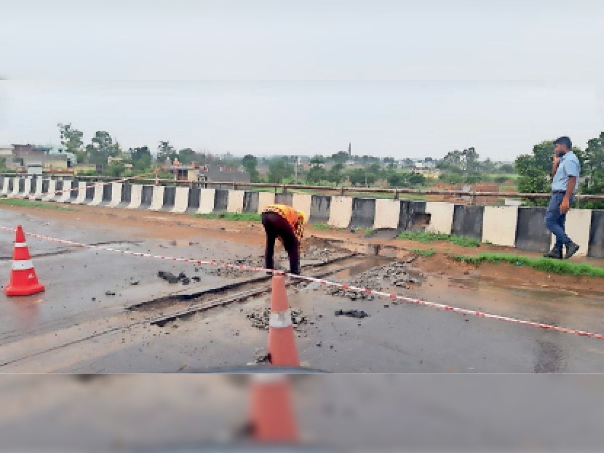 Joint suspension of Mubarakpur Shekhe bridge shakes, potholes in places ...