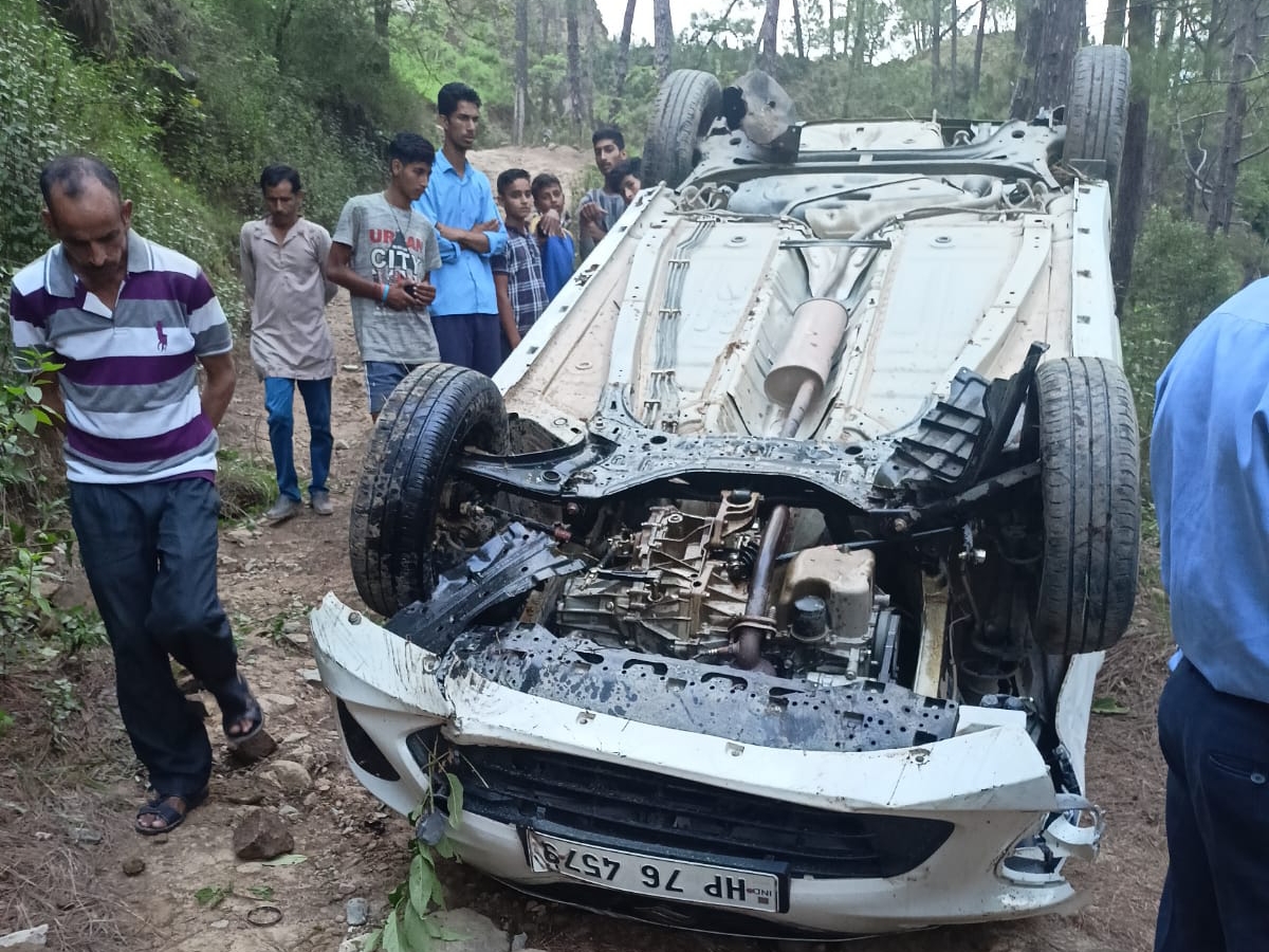 The car rolled down from the deep cover after slipping, two women ...