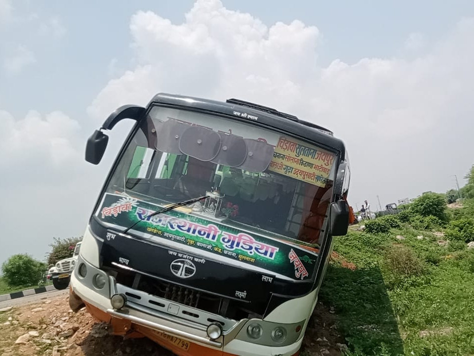 NH-52 पर सामोद पुलिया के पास पलटने से बची, सवारियों में मची अफरा-तफरी ...