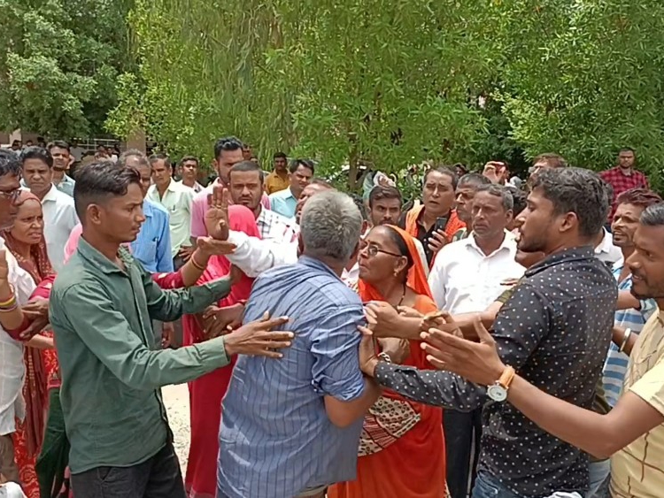 Relatives shoved the person who brought the dead body and the landlord ...