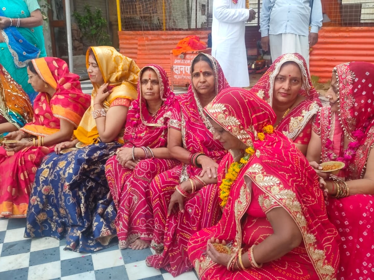 Hundreds of women of the town will offer Pitambar at 52 ghats of the ...