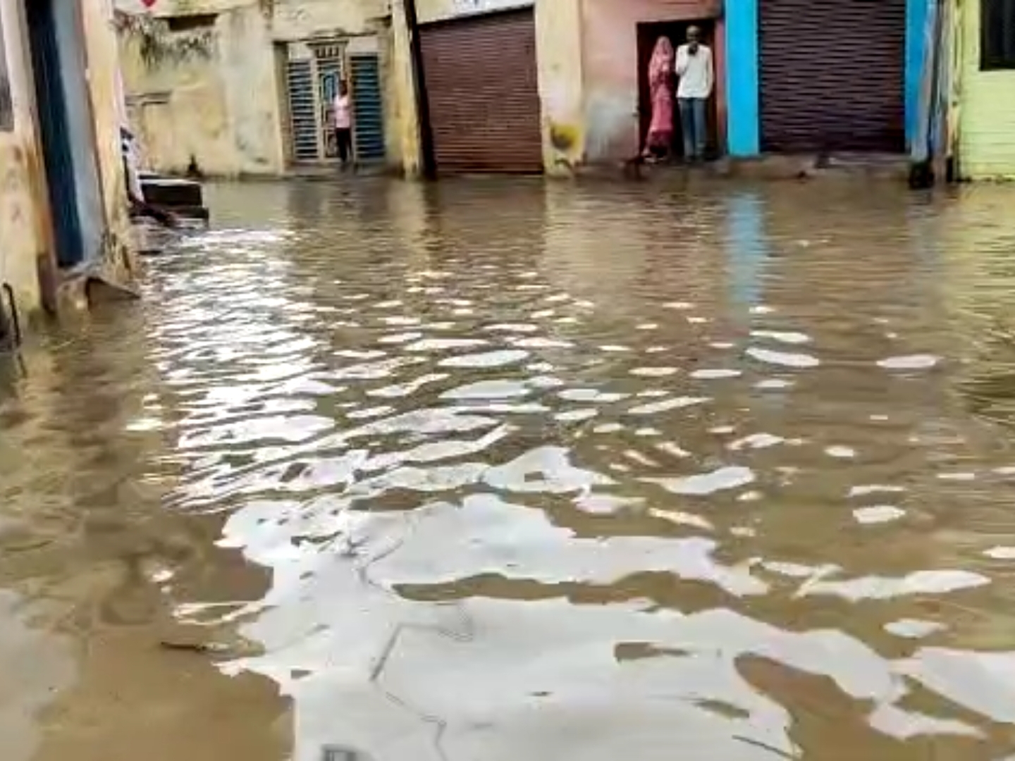 2 to 3 feet of water filled on schools and roads in Bijnor, it is ...