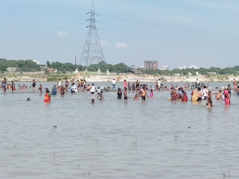 Buxar Ghat came with family on Guru Purnima, was the youngest of three ...