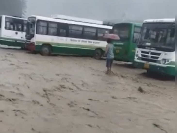 Flood in Bhajogi Nala of Manali, Volvo Bus Stand turned water ...