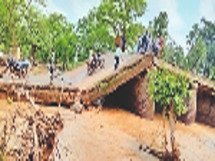 People charge 20-30 rupees for crossing the toll of the broken bridge