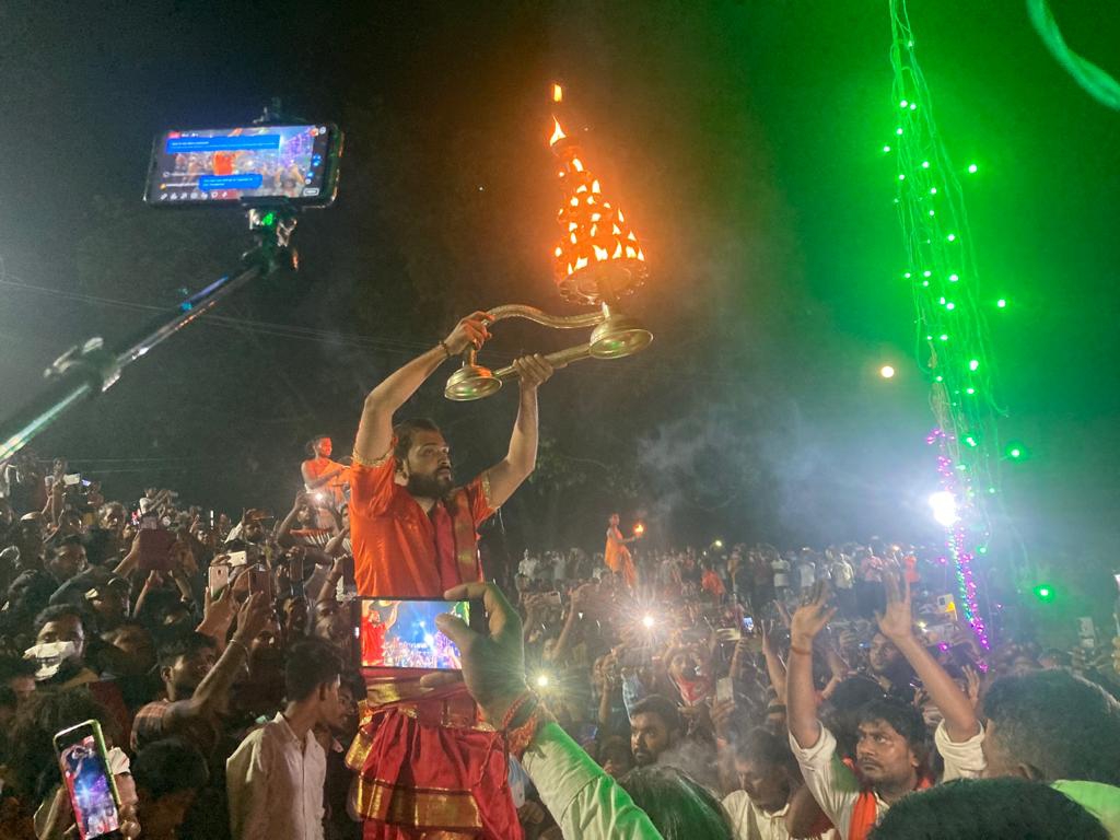 सरयू नदी के तट पर उमड़ी श्रद्धालुओं की भीड़, 5 सहस्त्र दीपों से की गई ...