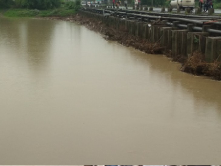 The bushes trapped in the Parvati river barrage were not removed even ...