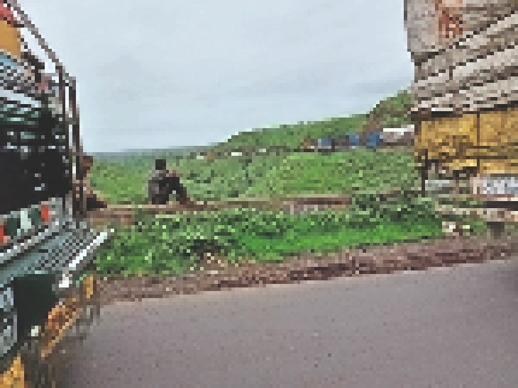 Two hours jam at Machaliya Ghat due to trolley being damaged | वाहनों ...