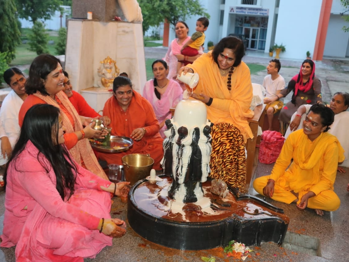 Sadhvi Ritambhara offered the four-faced Lord Vatsaleshwar Mahadev 1108 ...