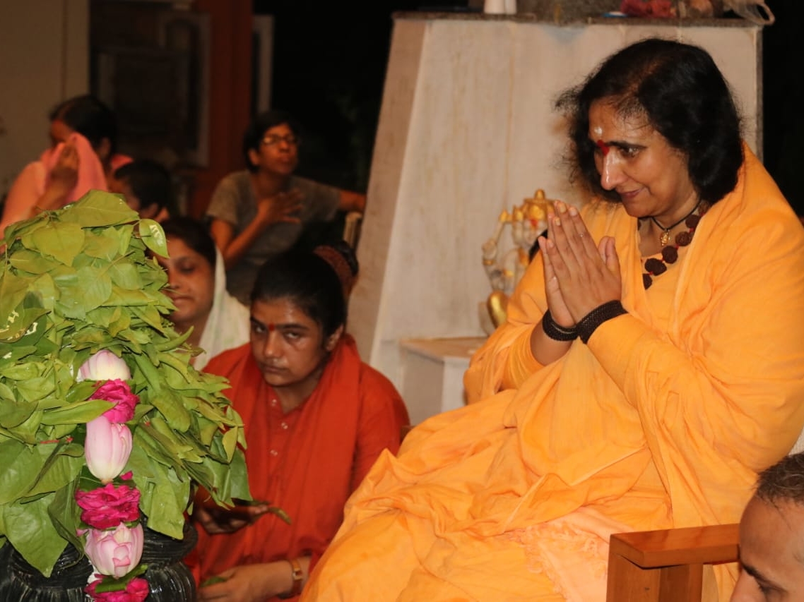 Sadhvi Ritambhara offered the four-faced Lord Vatsaleshwar Mahadev 1108 ...