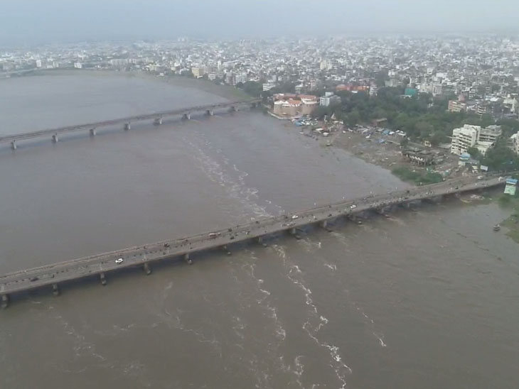 Flood in Tapi river due to release of water from Ukai Dam, water filled ...