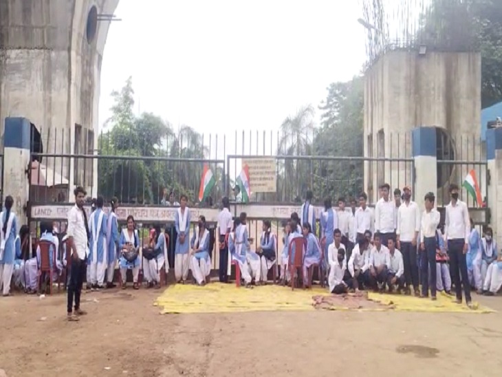Students protest outside Lanco plant in Korba, Chhattisgarh News, Korba ...