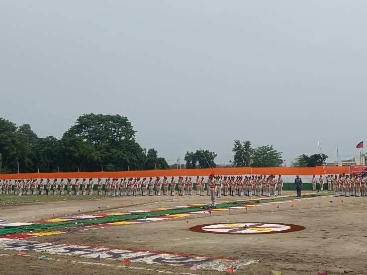 पुलिस लाइन में डीआईजी सत्यवीर कुमार ने दिलाई शपथ, बोले- पुलिस विभाग ...