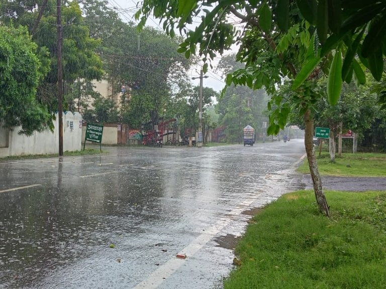एक घंटे की अधिक हुई बारिश ने दी राहत, लगातार तापमान बढ़ने से लोग थे ...