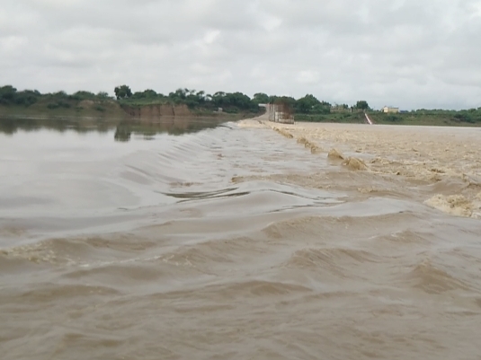 Flood water flowing 2 feet above Khatauli bridge, Sheopur lost road ...