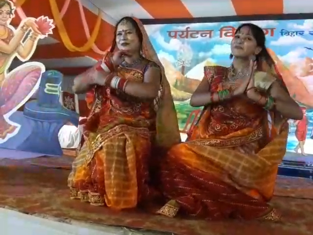 People were seen dancing on the hymns of musicians and bhajan singers ...