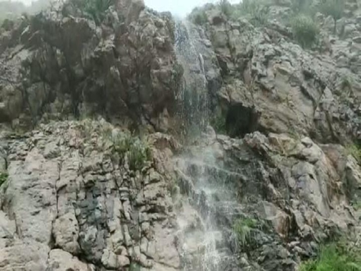 26 जुलाई तक बारिश की संभावना, 4.5 डिग्री गिरा तापमान | Waterfalls start ...