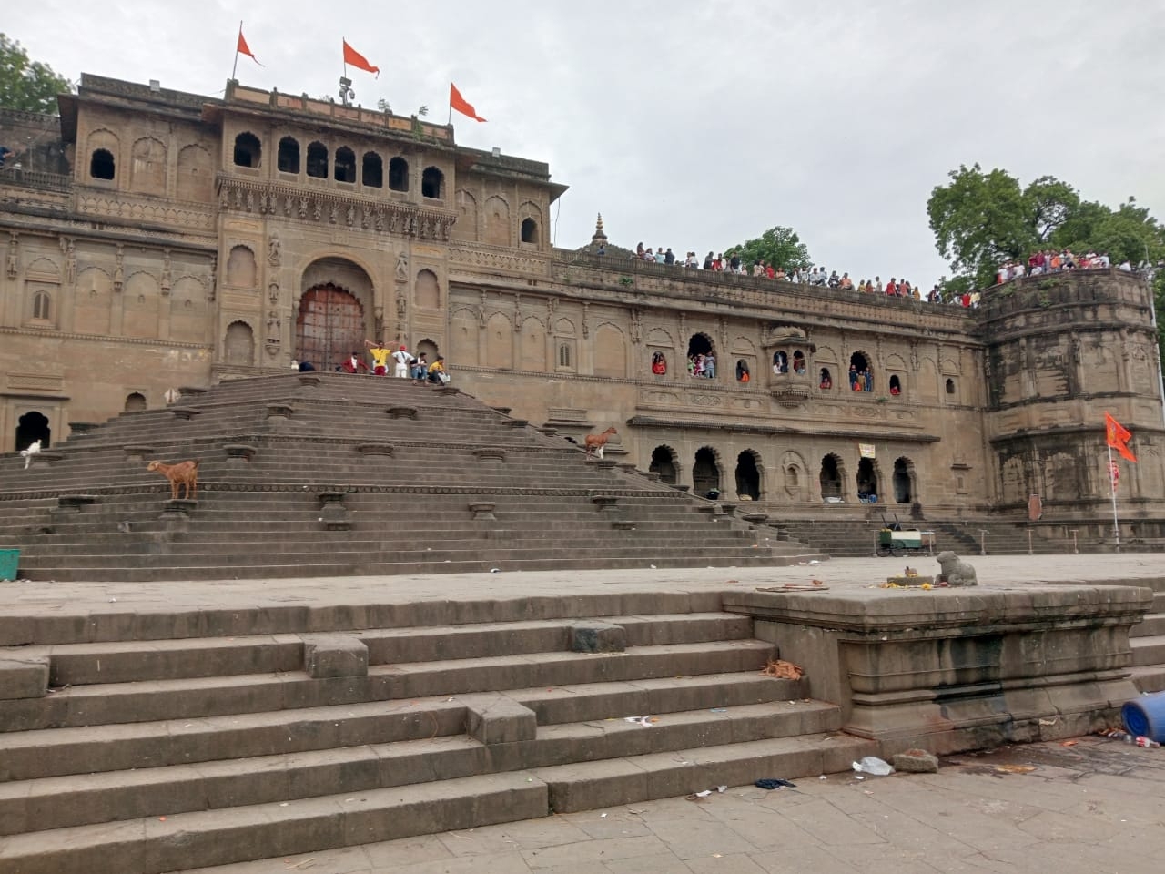 Entry closed at Ghats in Maheshwar, main gate of fort closed | नर्मदा ...