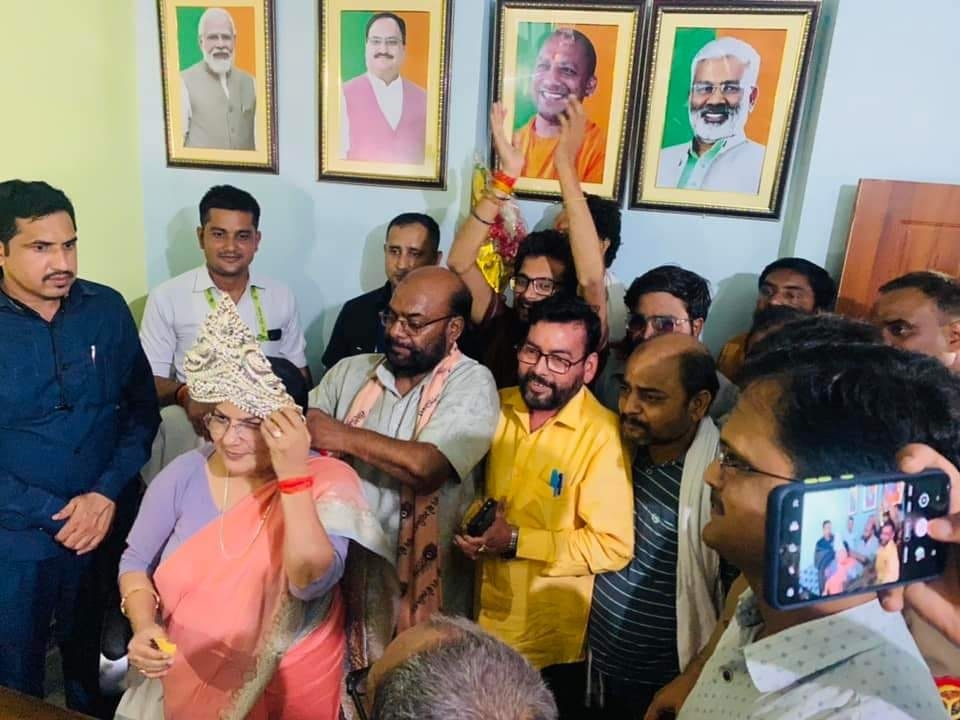 The workers welcomed by wearing a crown, inaugurated the Gram Panchayat ...