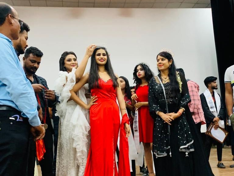 Anushka Pandey was elected Miss Basti, Mohit Tripathi was elected Mr ...